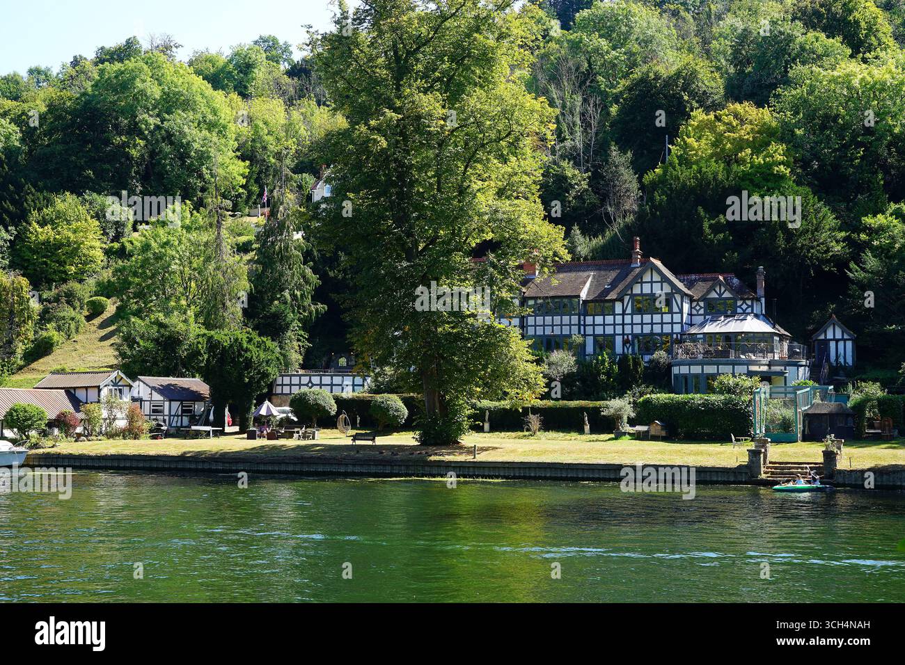 Mock Tudor House on the Thames at Cookham Dean Stock Photo - Alamy