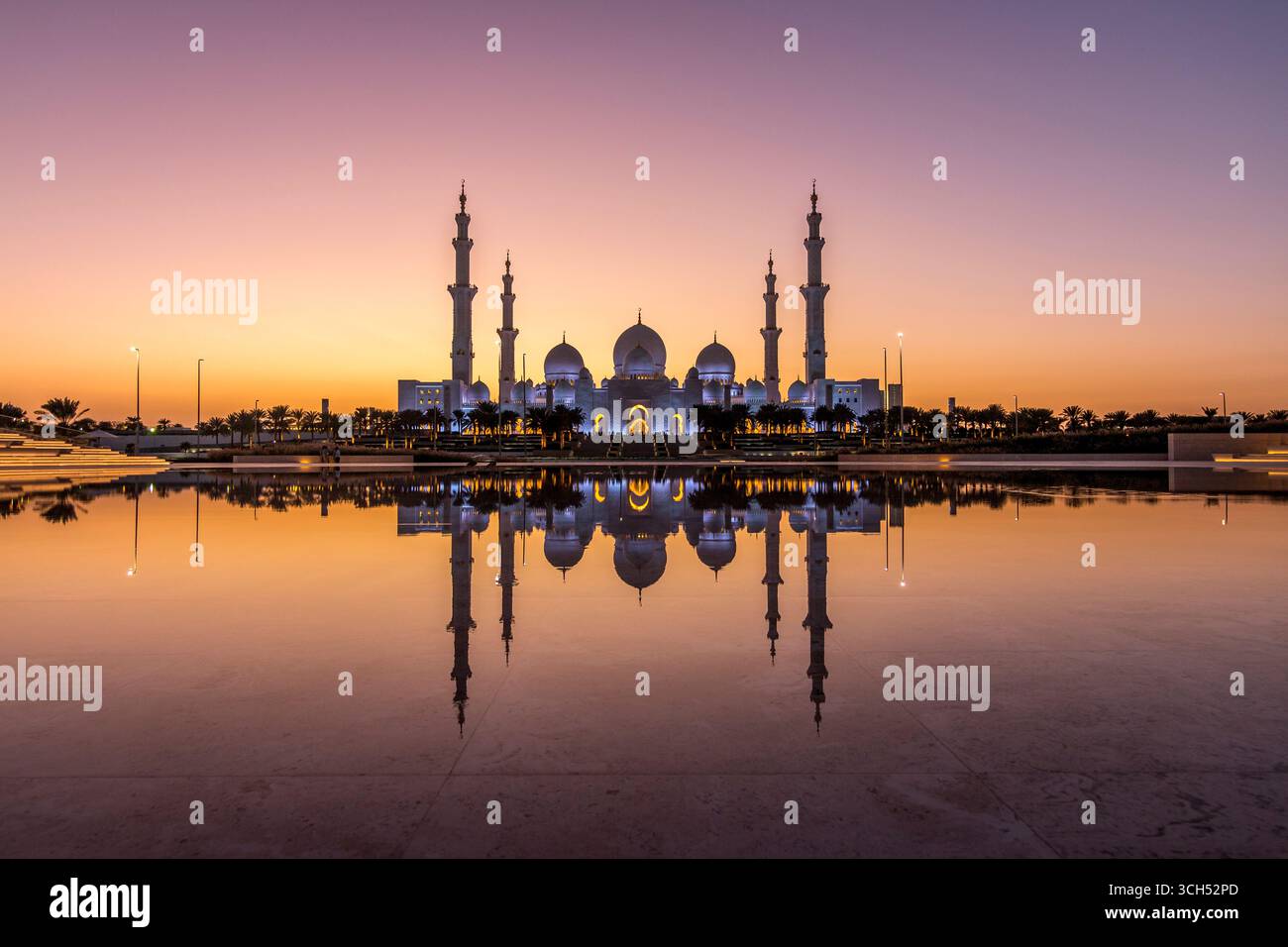 UAE - Abu Dhabi - Sheikh Zayed Grand Mosque - Violet twilight ...