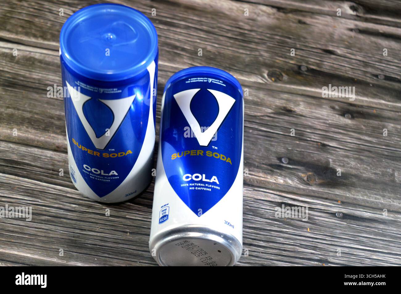 Super cool aluminium bottle hi-res stock photography and images - Alamy