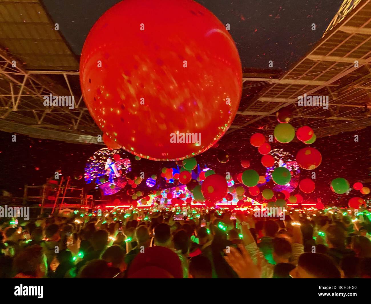 Non Exclusive: Coldplay Music of the Spheres World Tour at London's ...
