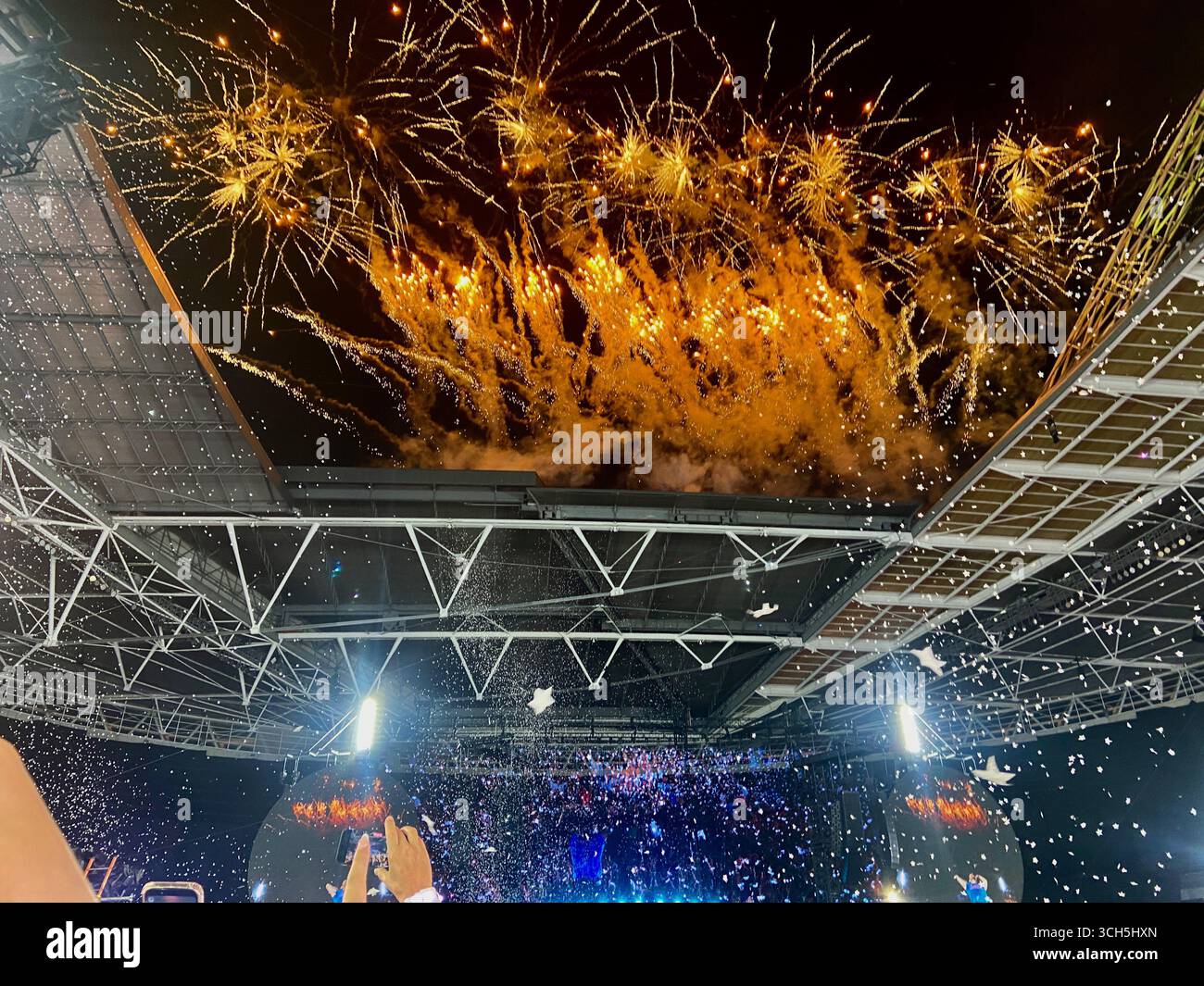 Non Exclusive: Coldplay Music of the Spheres World Tour at London's ...