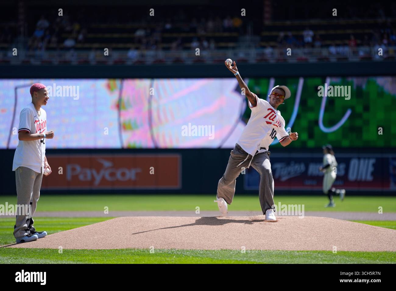 Minnesota Lynx guard Courtney Williams (10), right, throws out a ...