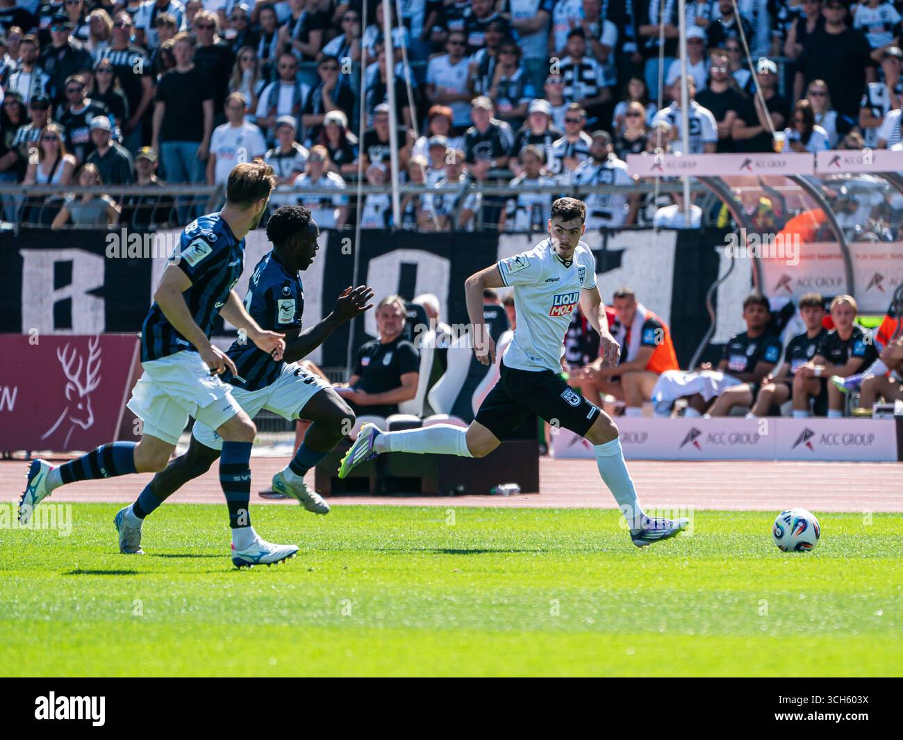 Marcel Wenig (SSV Ulm 1846, #06). it Tempo am Ball, GER, SSV Ulm 1846 ...