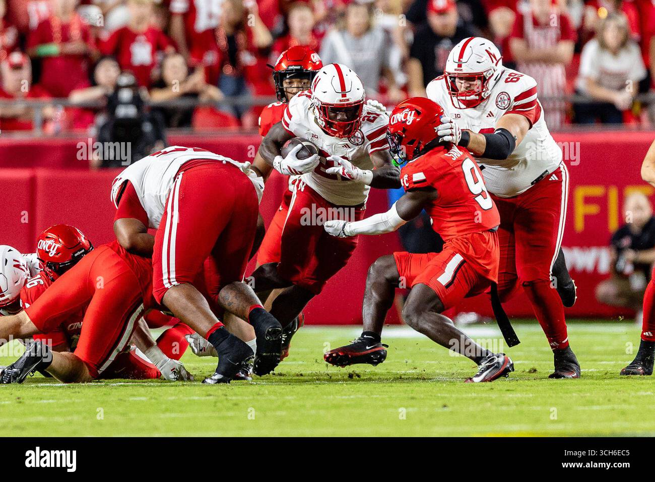 August 28, 2025 Kansas City, MO. U.S. - Cincinnati Bearcats defensive ...