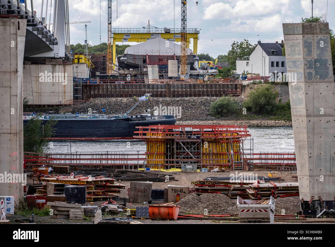 Neubau der zweiten Autobahnbrücke Neuenkamp der A40, über den Rhein bei Duisburg, Parallel zur ...