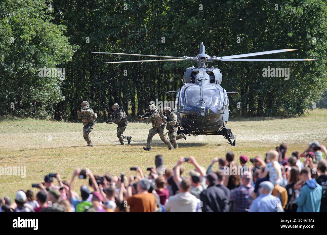 Ein Helikopter der Bundeswehr vom Typ Airbus Helicopters H145M SOF ...