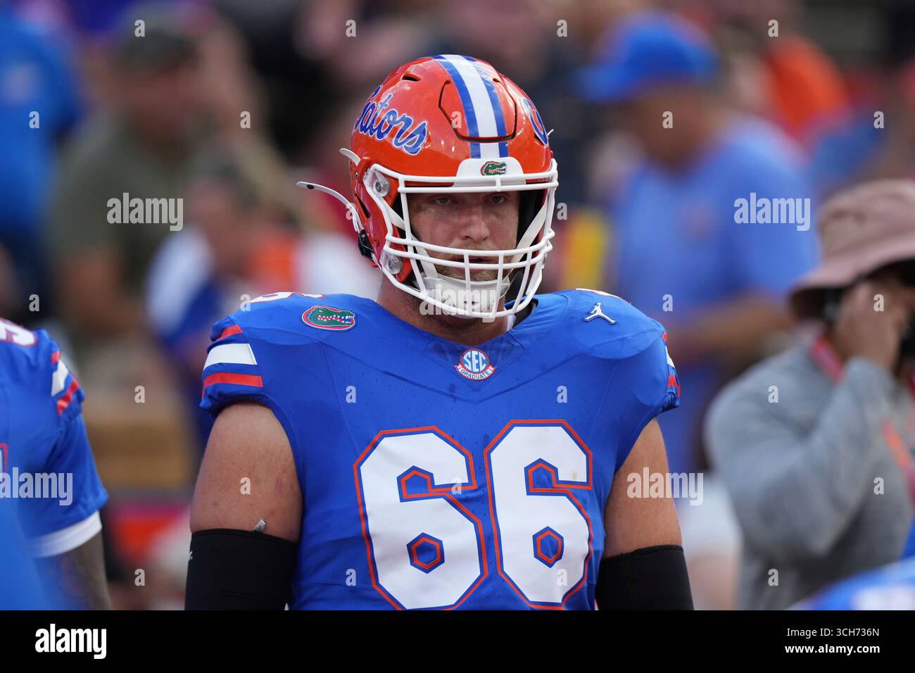 Florida Gators offensive lineman Jake Slaughter (66) warms up before an ...