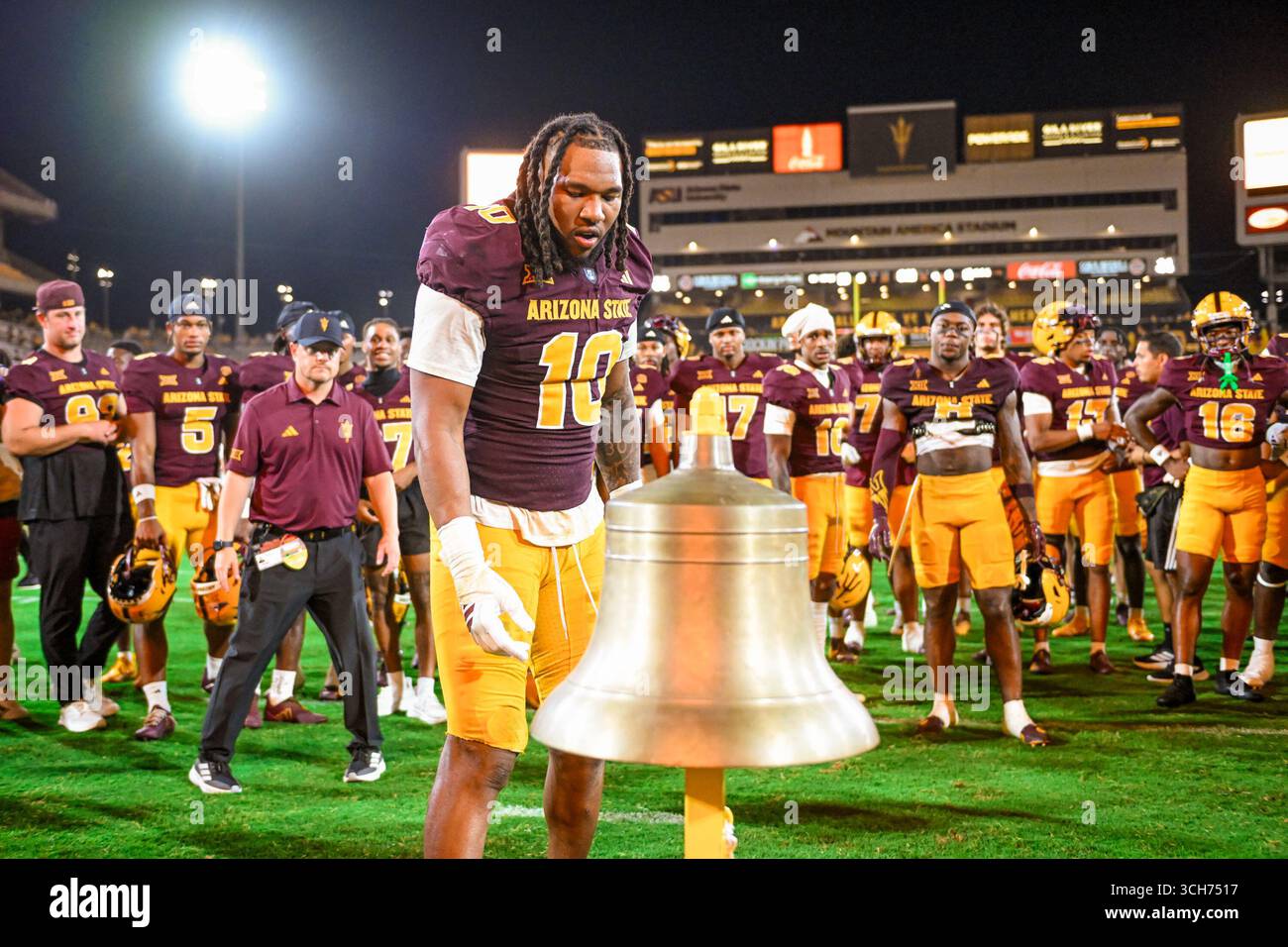 Arizona State Sun Devils defensive lineman Clayton Smith (10) rings the ...