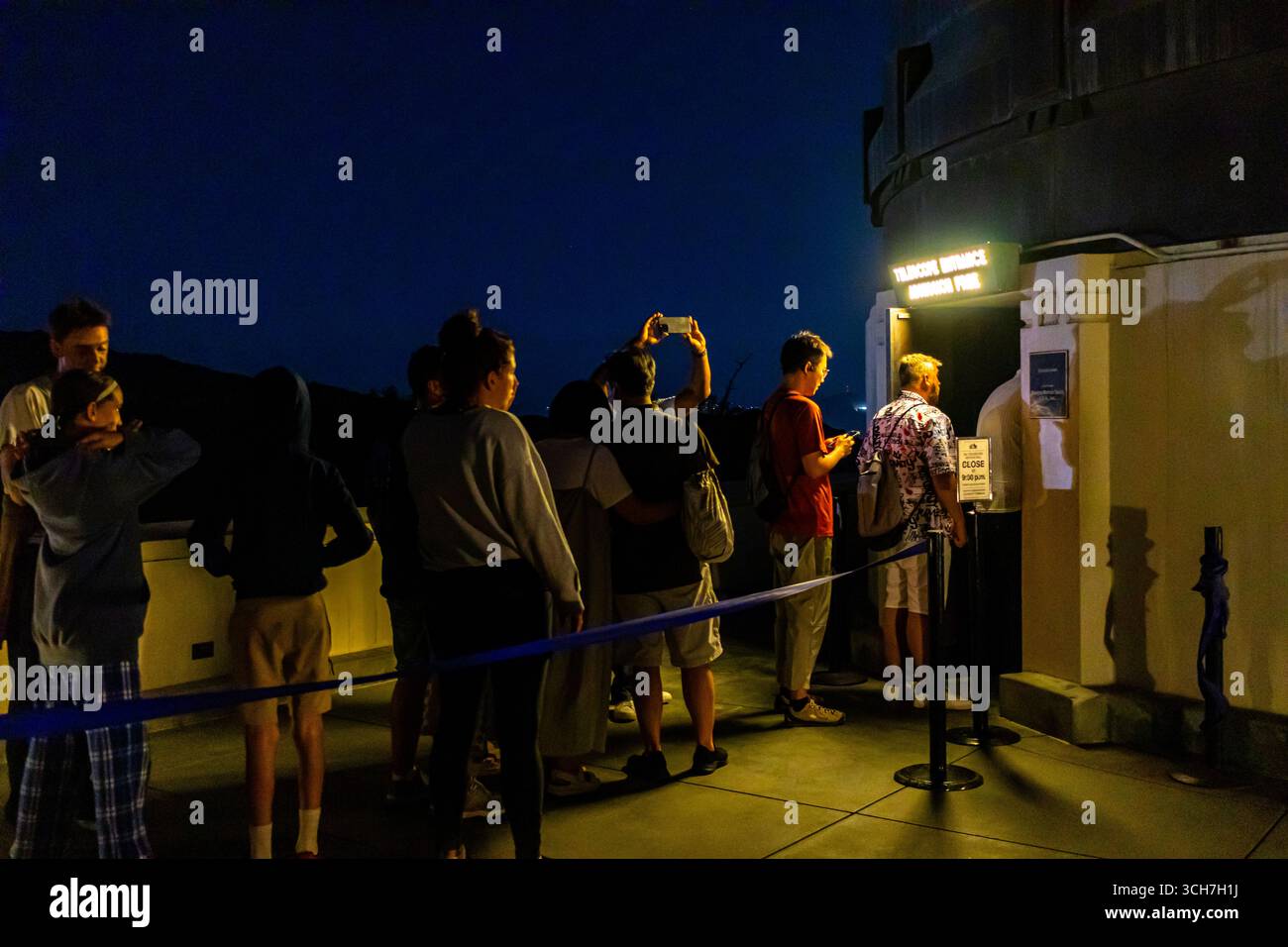 Los Angeles, California, USA. 30th Aug, 2025. Visitors wait in line to ...