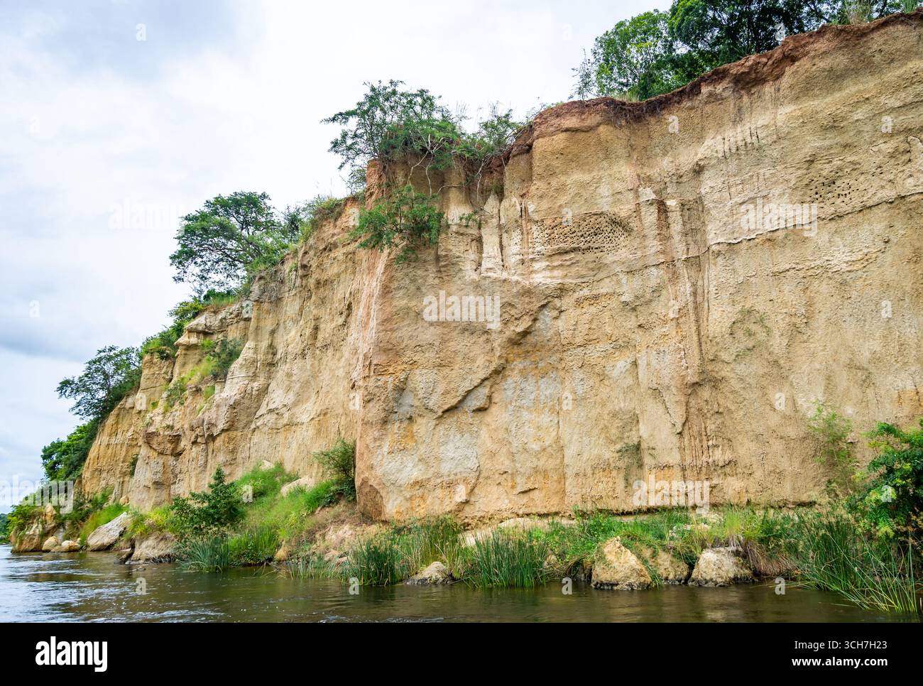Sandstone cliff along the bank of the Victoria Nile River. Murchison ...