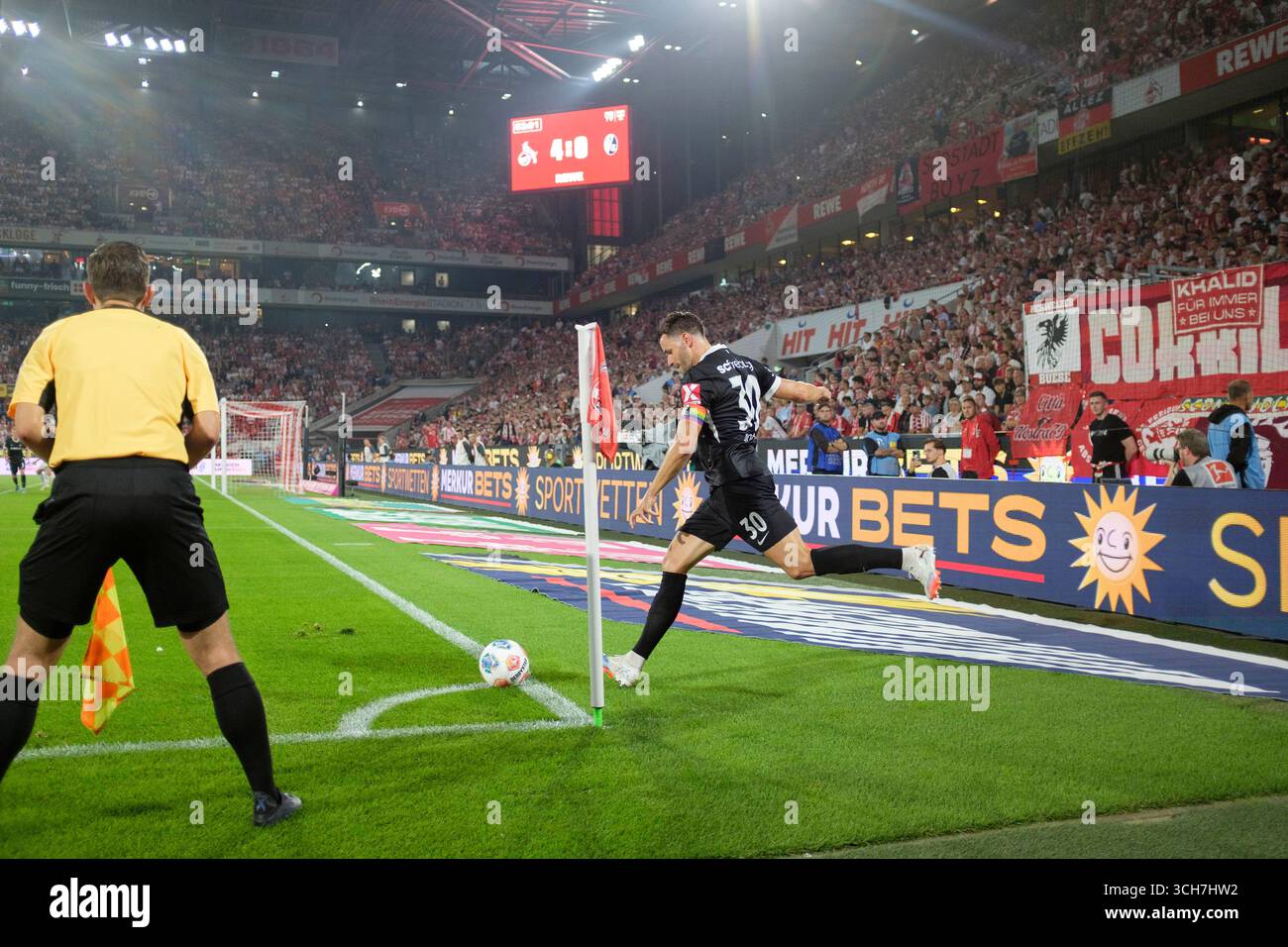 Christian Gunter (SC Freiburg) at a corner, action, 1. Bundesliga, 2 ...