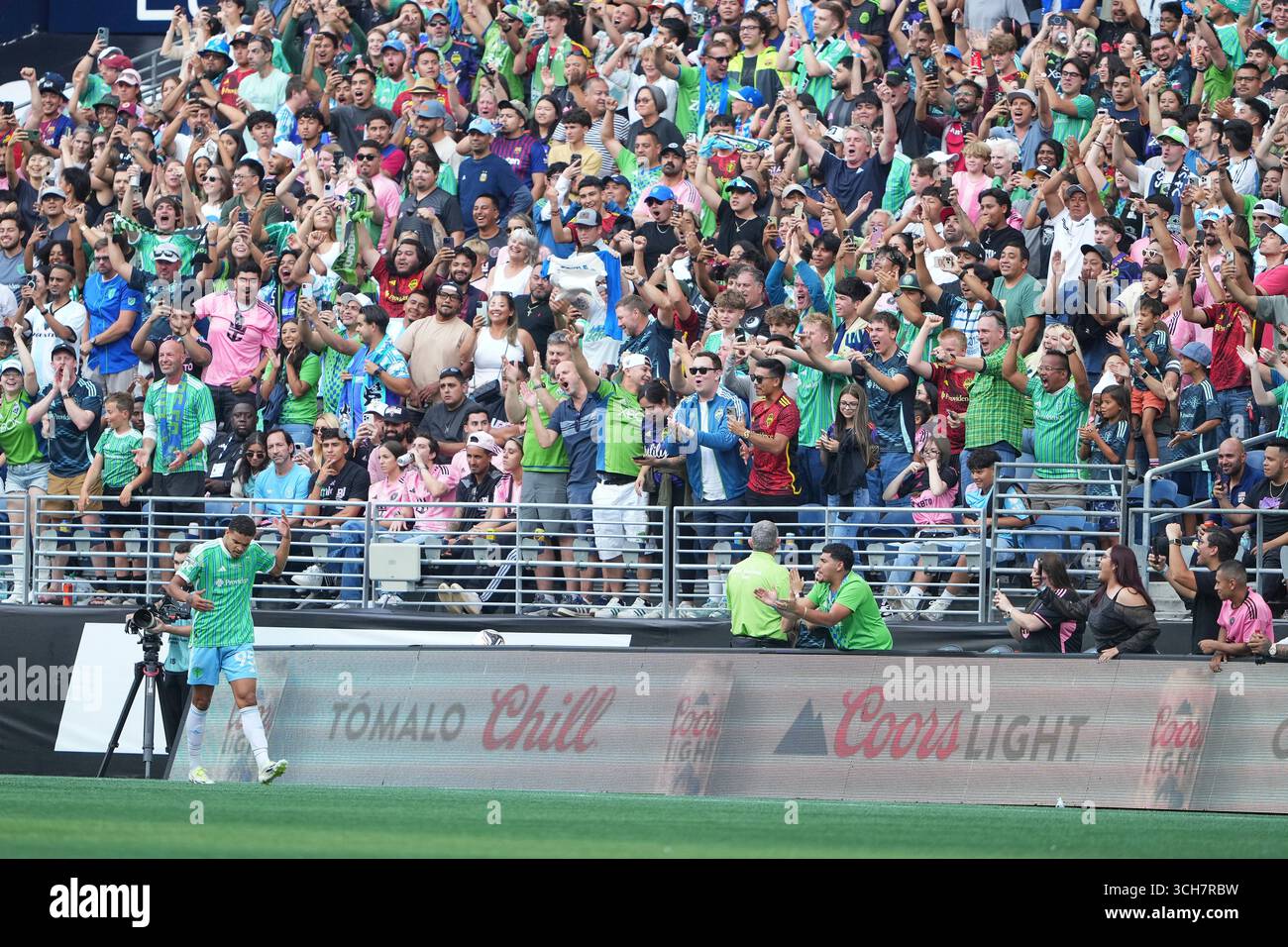 Seattle Sounders forward Osaze De Rosario gestures to the crowd after ...