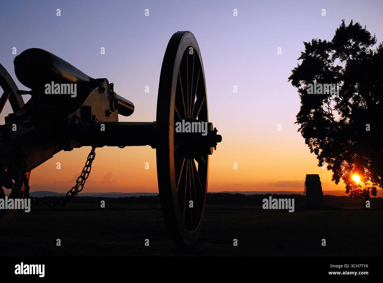 The sun sets on a Union Cannon in Gettysburg National Battlefield Stock ...
