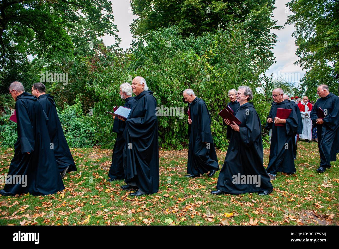 Monks singing 14th century hi-res stock photography and images - Alamy