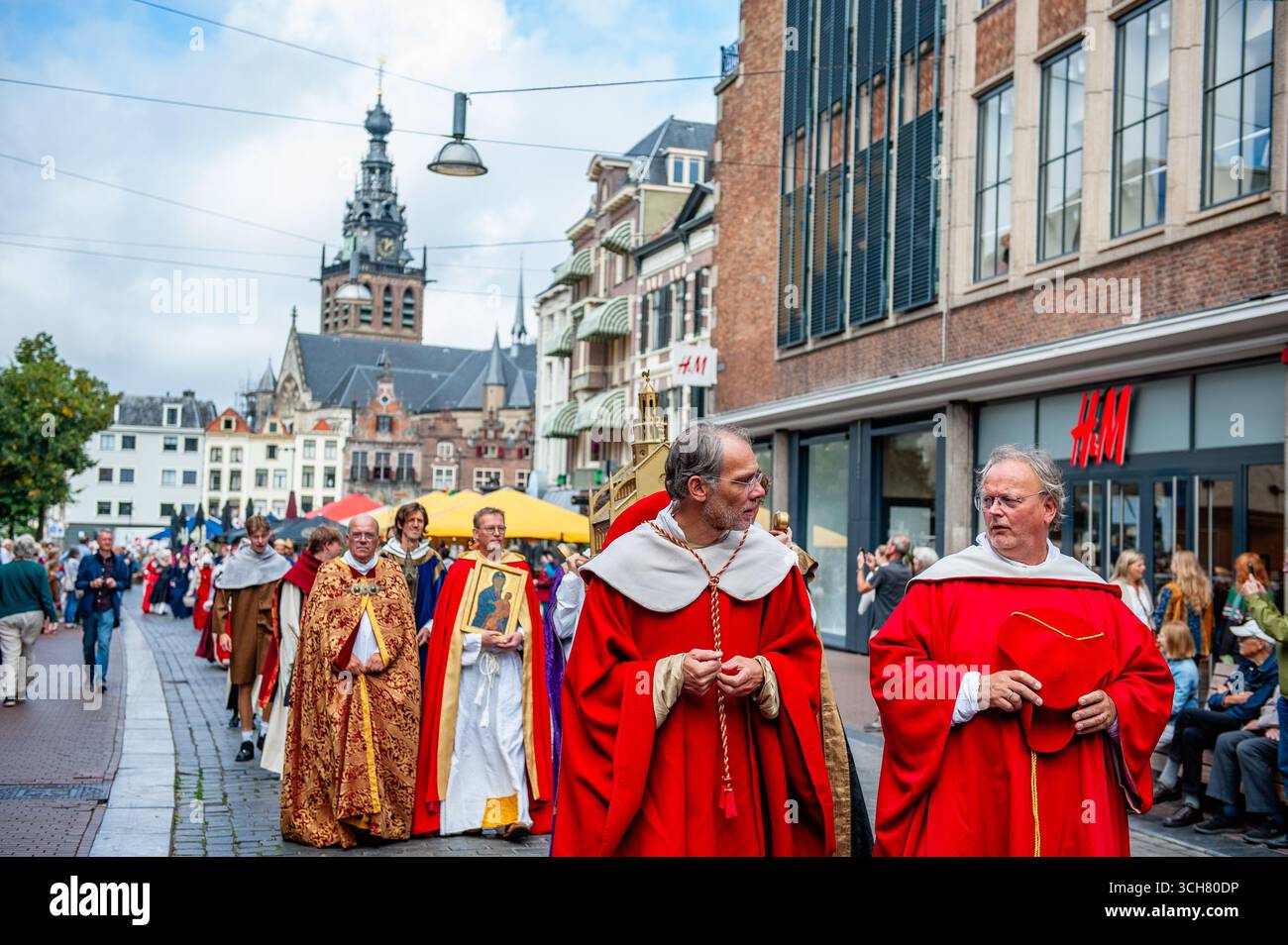 Nijmegen, Netherlands. 31st Aug, 2025. Actors are dressed in religious ...