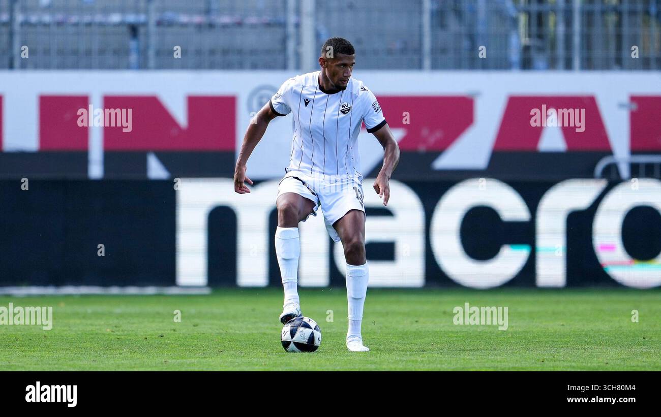 Yannick Osee (SVS, 13), am Ball, Freisteller, Ganzkörper, Einzelbild ...