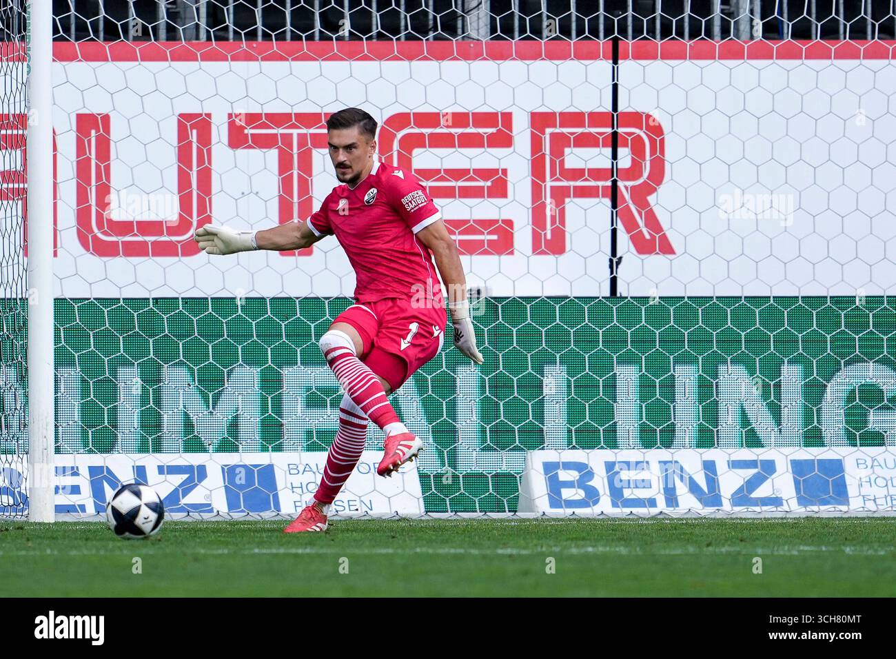 Arthur Lyska (Torwart, SVS, 1), am Ball, Freisteller, Ganzkörper ...