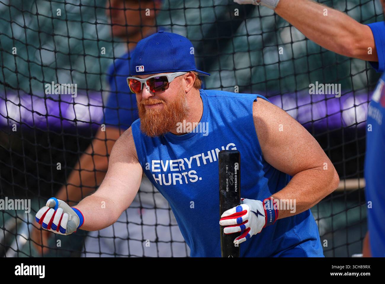 Chicago Cubs first baseman Justin Turner (3) warms up before a baseball ...