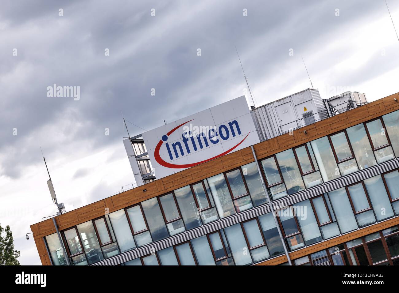 29 August 2025, Bavaria, Neubiberg: The lettering and logo of Infineon ...