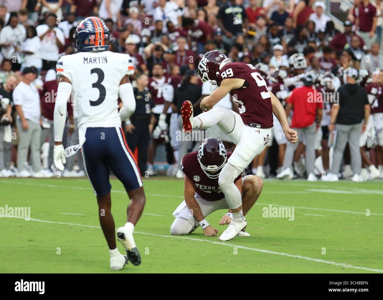 Texas A&M Aggies place kicker Jared Zirkel (99) converts a kick during ...