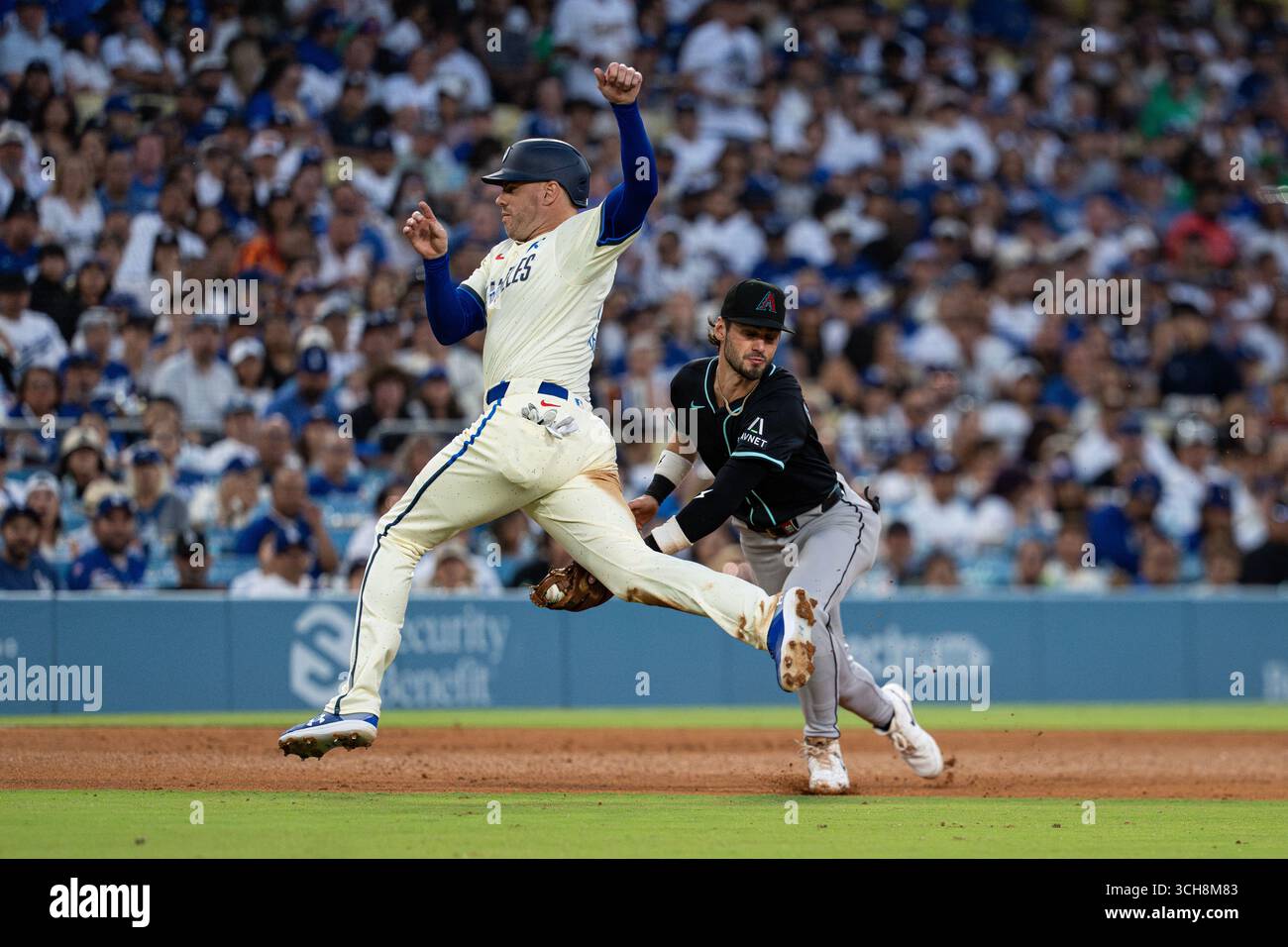 Los Angeles Dodgers first base Freddie Freeman (5) is tagged out ...