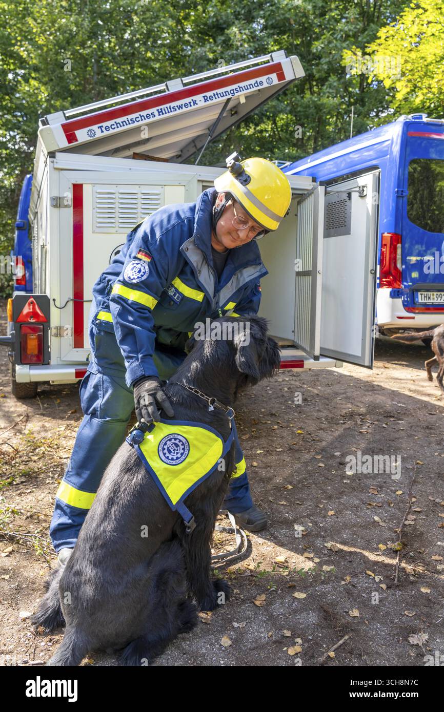 Dog handlers with rescue dogs from the Specialist Locating Group get ...
