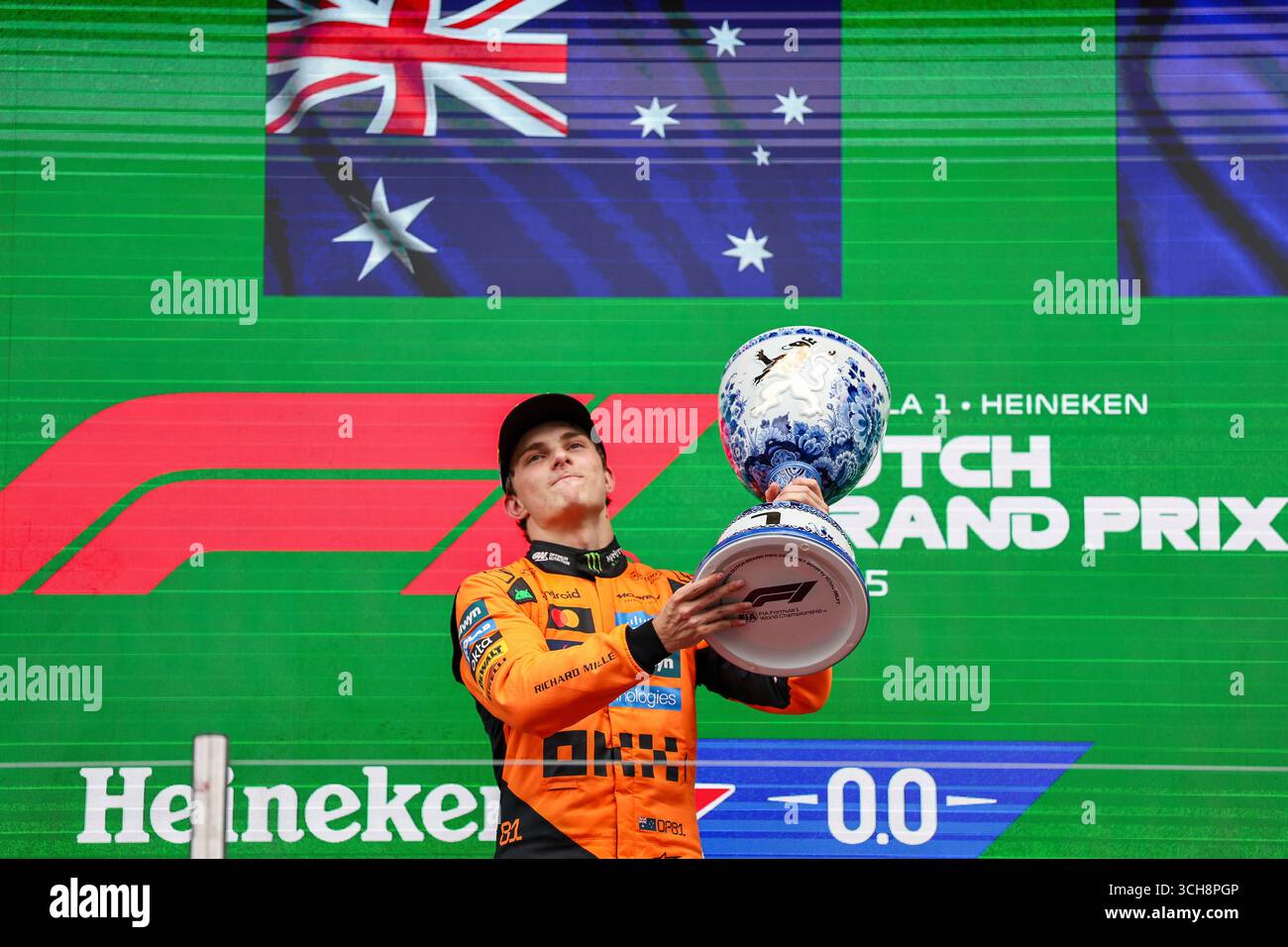 (250901) -- AMSTERDAM, Sept. 1, 2025 (Xinhua) -- McLaren's Australian ...