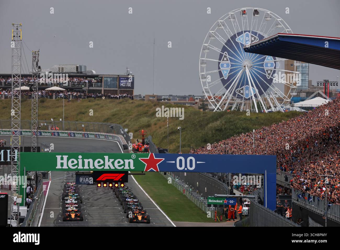 Amsterdam, Netherlands. 31st Aug, 2025. Drivers start during the 2025 ...