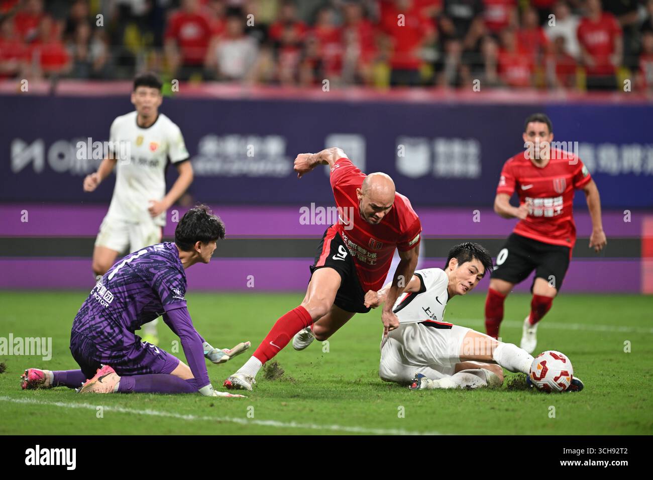 Chengdu Rongcheng Football Club defeated Shanghai Port Football Club ...