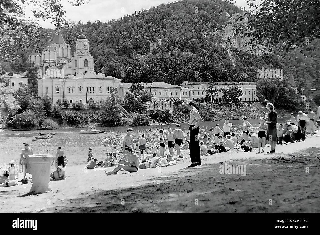 1950s crowd beach hi-res stock photography and images - Alamy