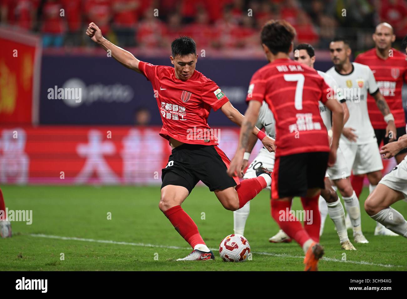 Chengdu Rongcheng Football Club defeated Shanghai Port Football Club ...