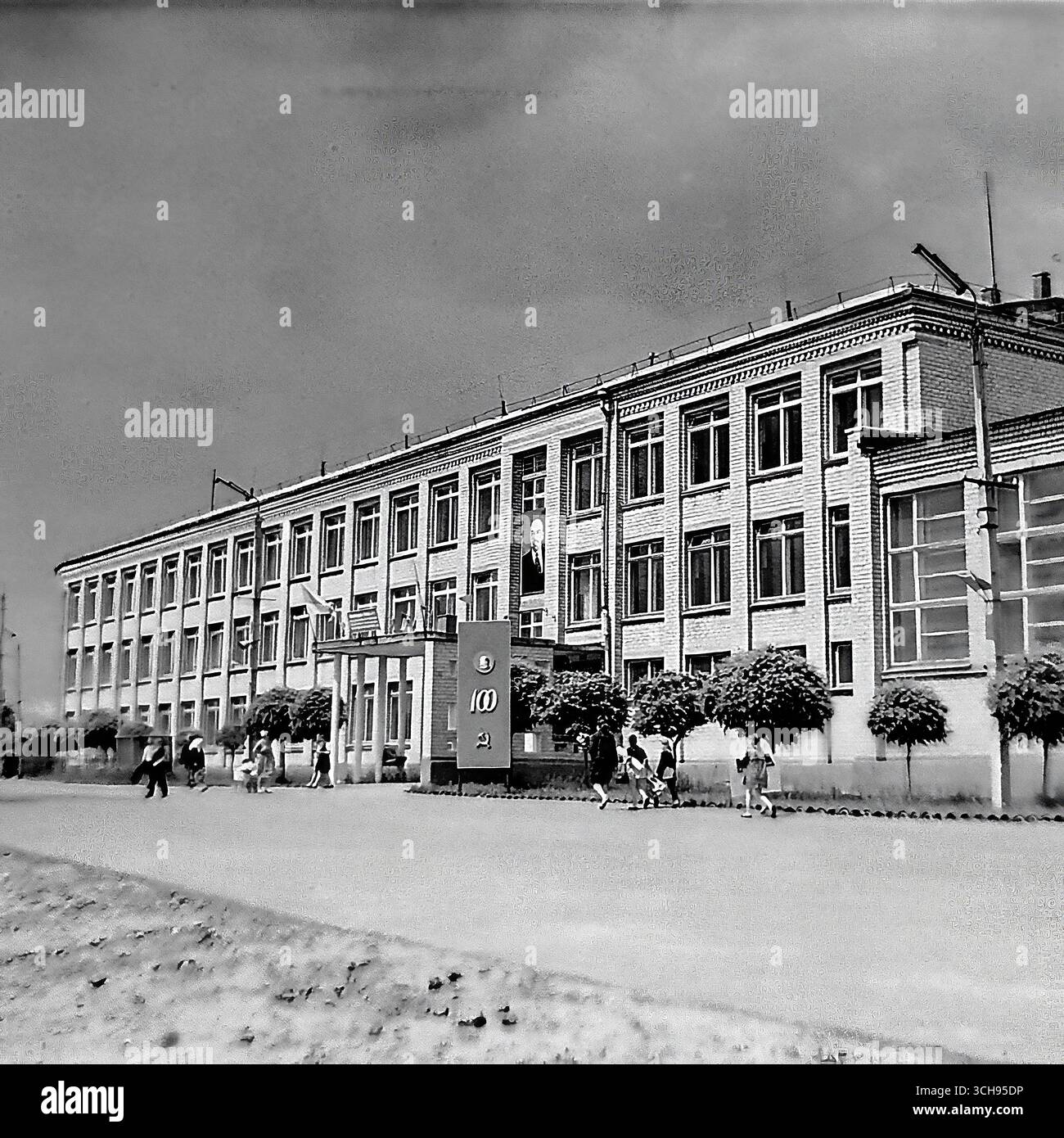 Vintage soviet propaganda education hi-res stock photography and images ...