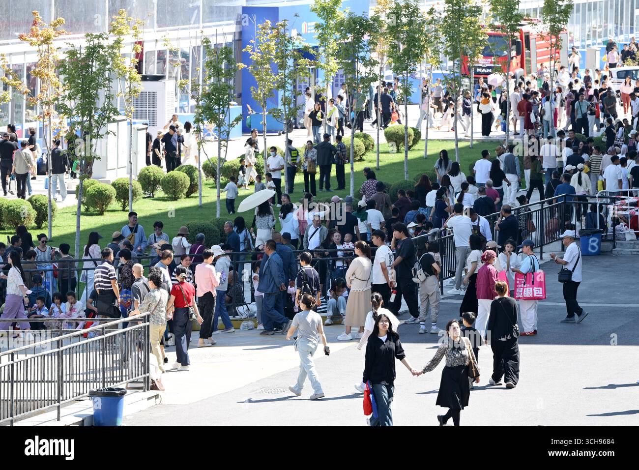 People visit the 7th China-Arab States Expo in Yinchuan City, northwest ...