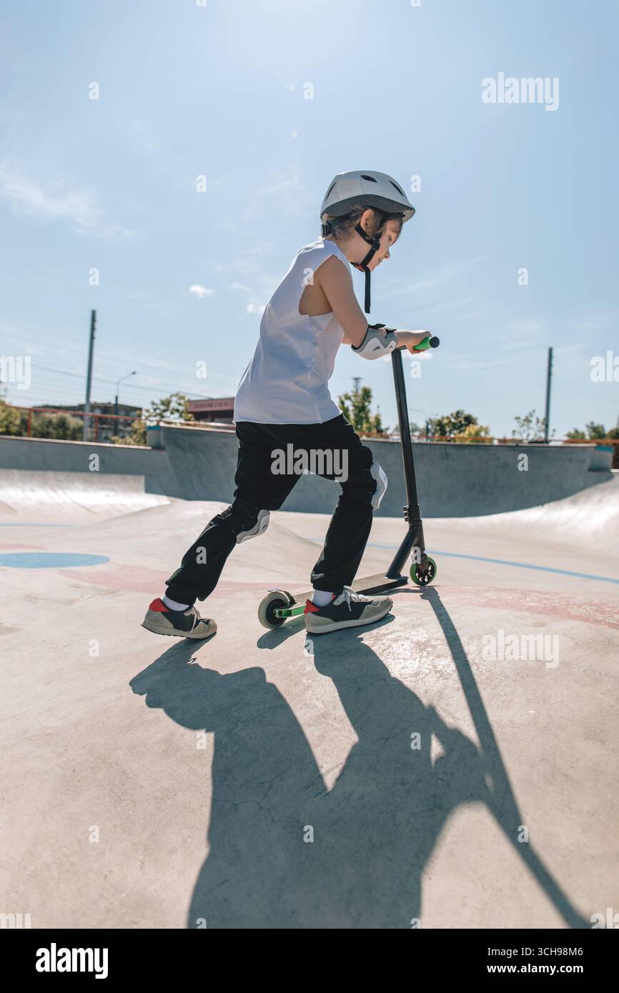 Outdoor skatepark blue sky hi-res stock photography and images - Alamy