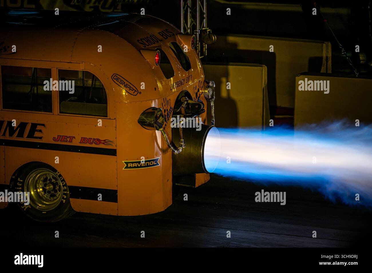 Schulbus mit Jet-Triebwerk und 25.000 PS beim Start auf der ...