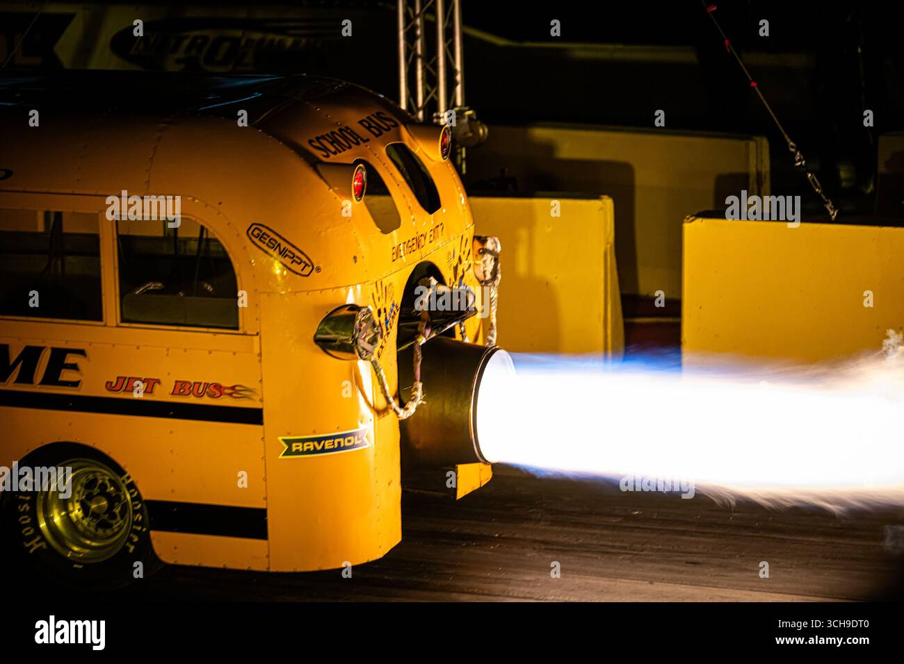 Schulbus mit Jet-Triebwerk und 25.000 PS beim Start auf der ...