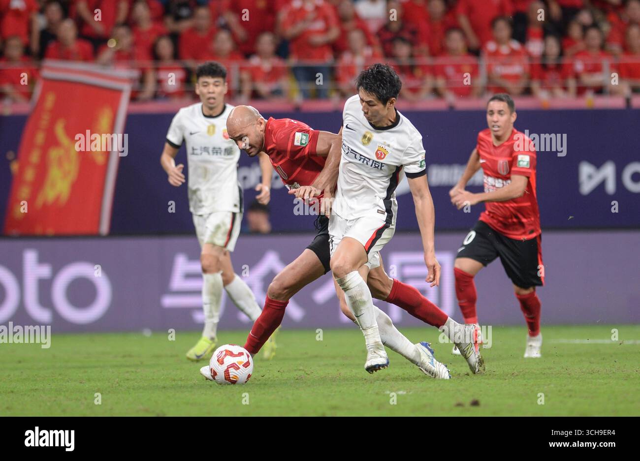 Chengdu Rongcheng Football Club defeated Shanghai Port Football Club ...