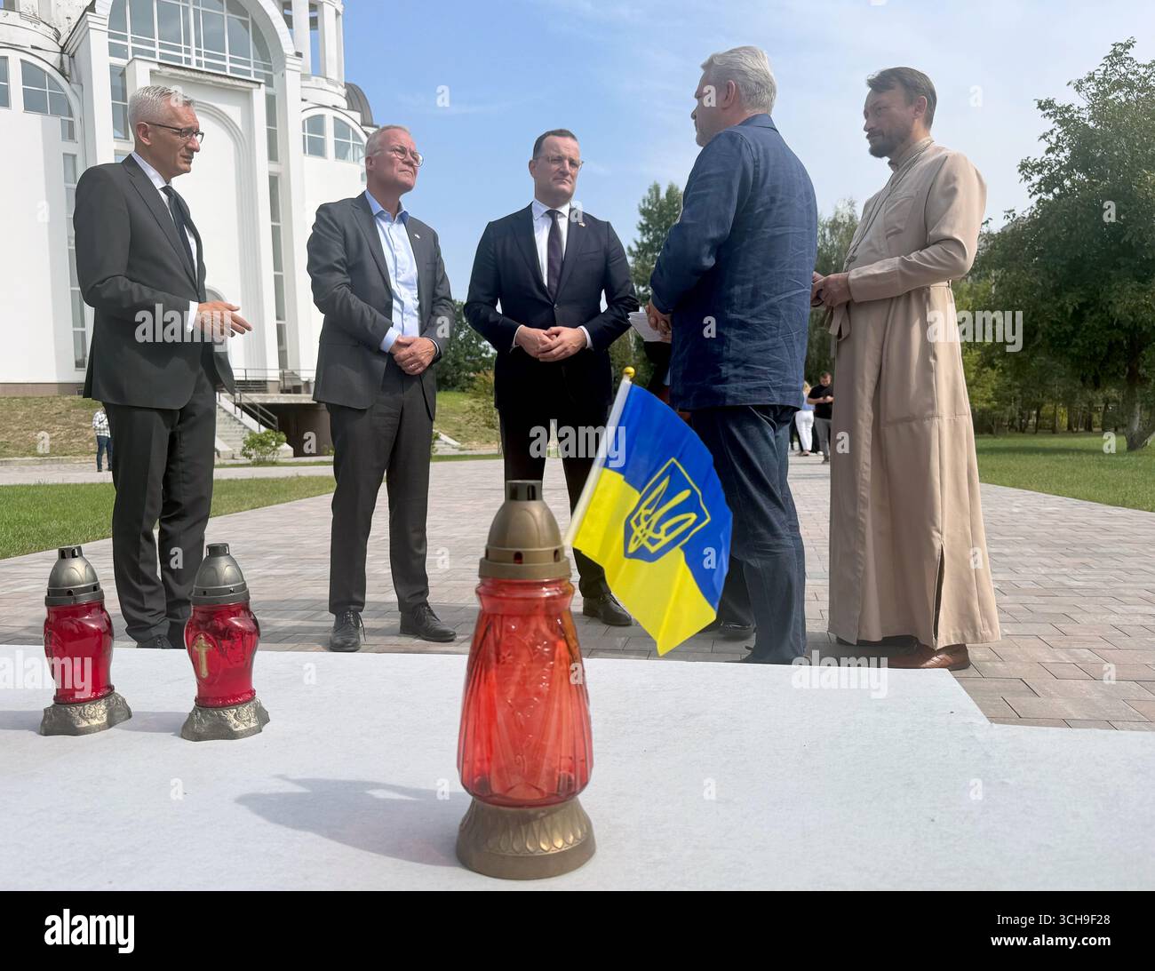 01 September 2025, Ukraine, Butscha: Jens Spahn (CDU, center), CDU/CSU ...