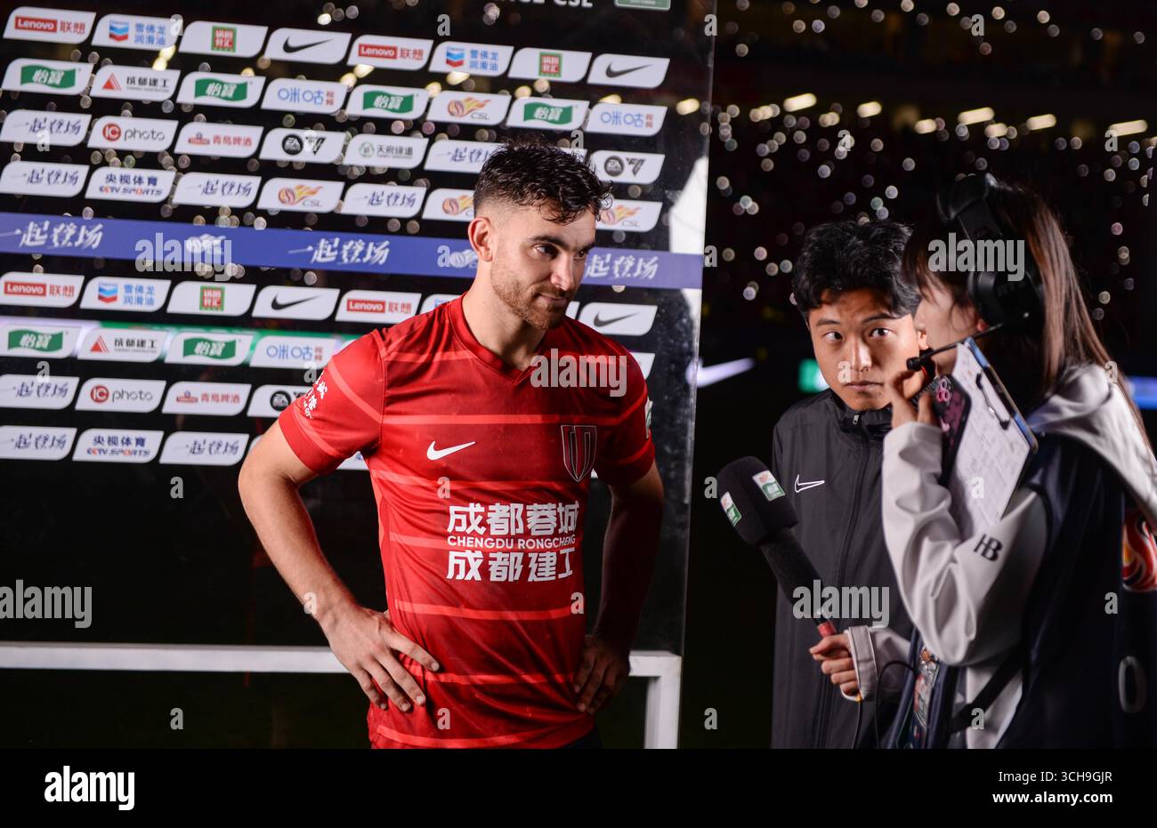 Chengdu Rongcheng Football Club defeated Shanghai Port Football Club ...