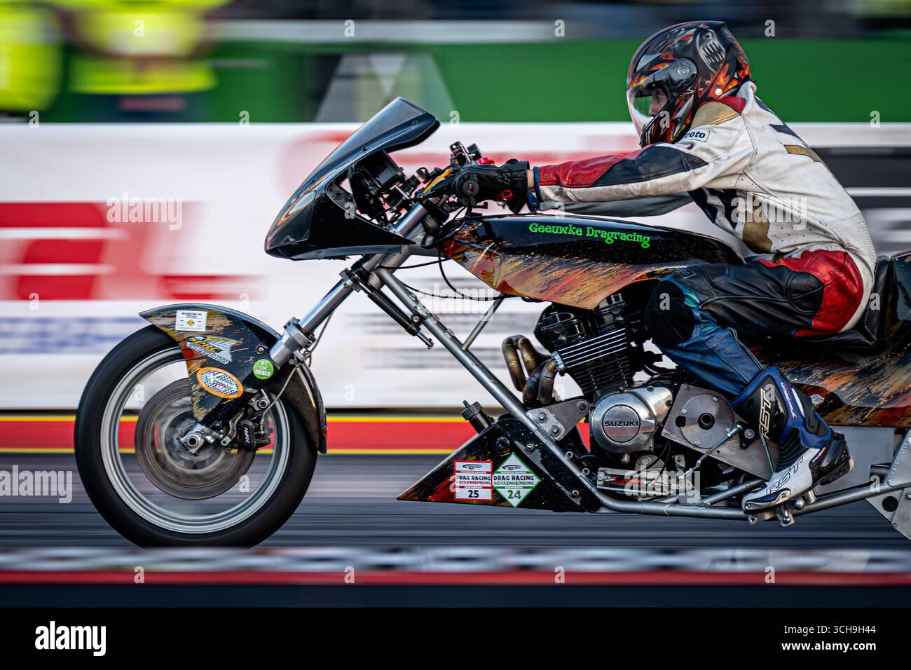 Motorrad Drag Racing auf dem Hockenheimring bei den NitrOlympX 2025 ...