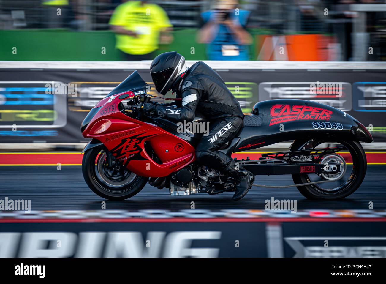 Motorrad Drag Racing auf dem Hockenheimring bei den NitrOlympX 2025 ...
