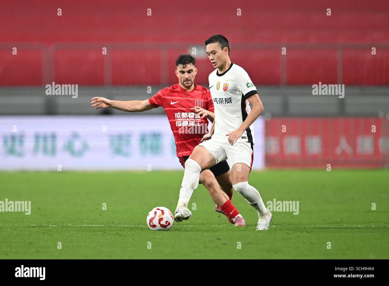 Chengdu Rongcheng Football Club defeated Shanghai Port Football Club ...
