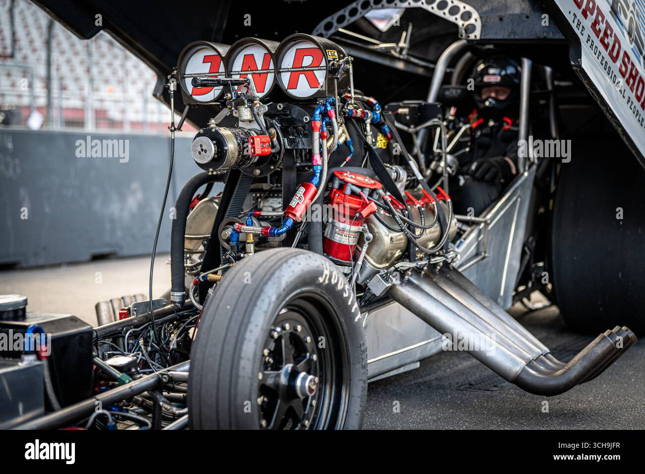 Dragster mit offenem Motor und Fahrer im Cockpit am Hockenheimring ...