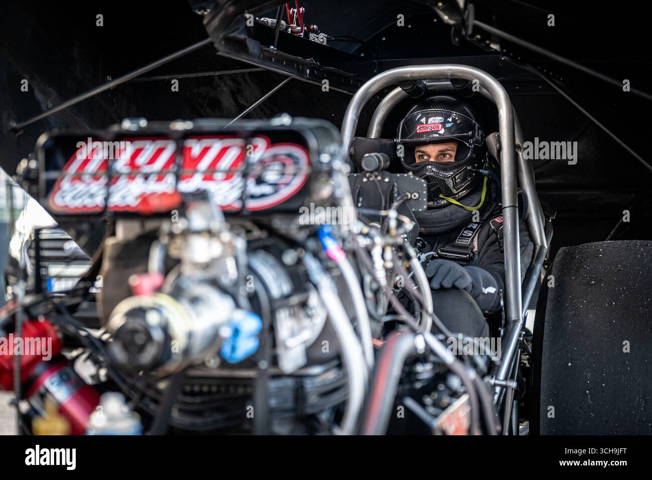 Rennfahrer im Cockpit eines Dragsters, bereit f?r den Start NitrOlympX ...