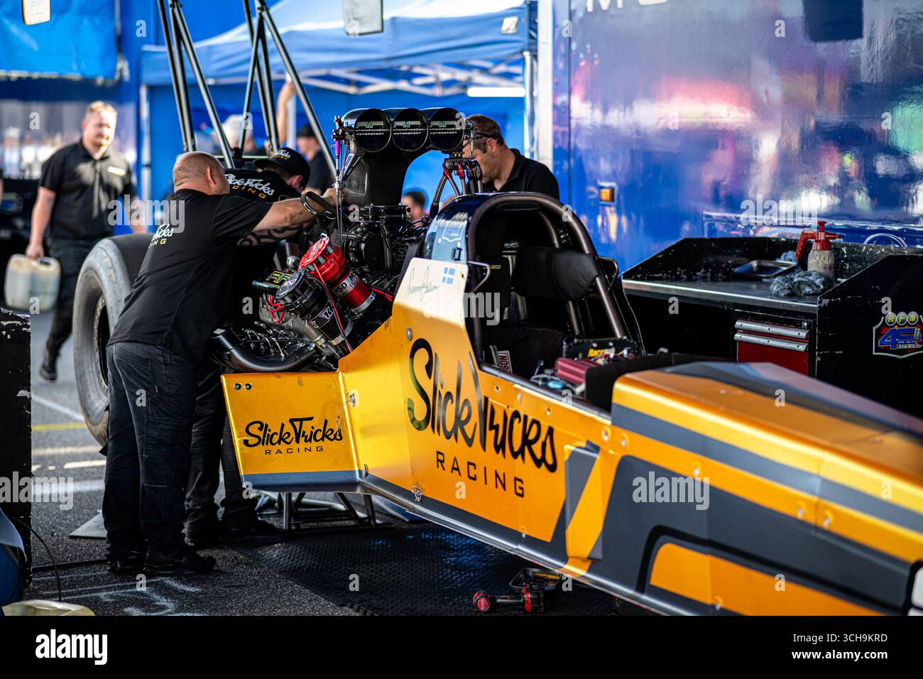 Mechaniker arbeiten am Dragster von Slick Tricks Racing in der ...