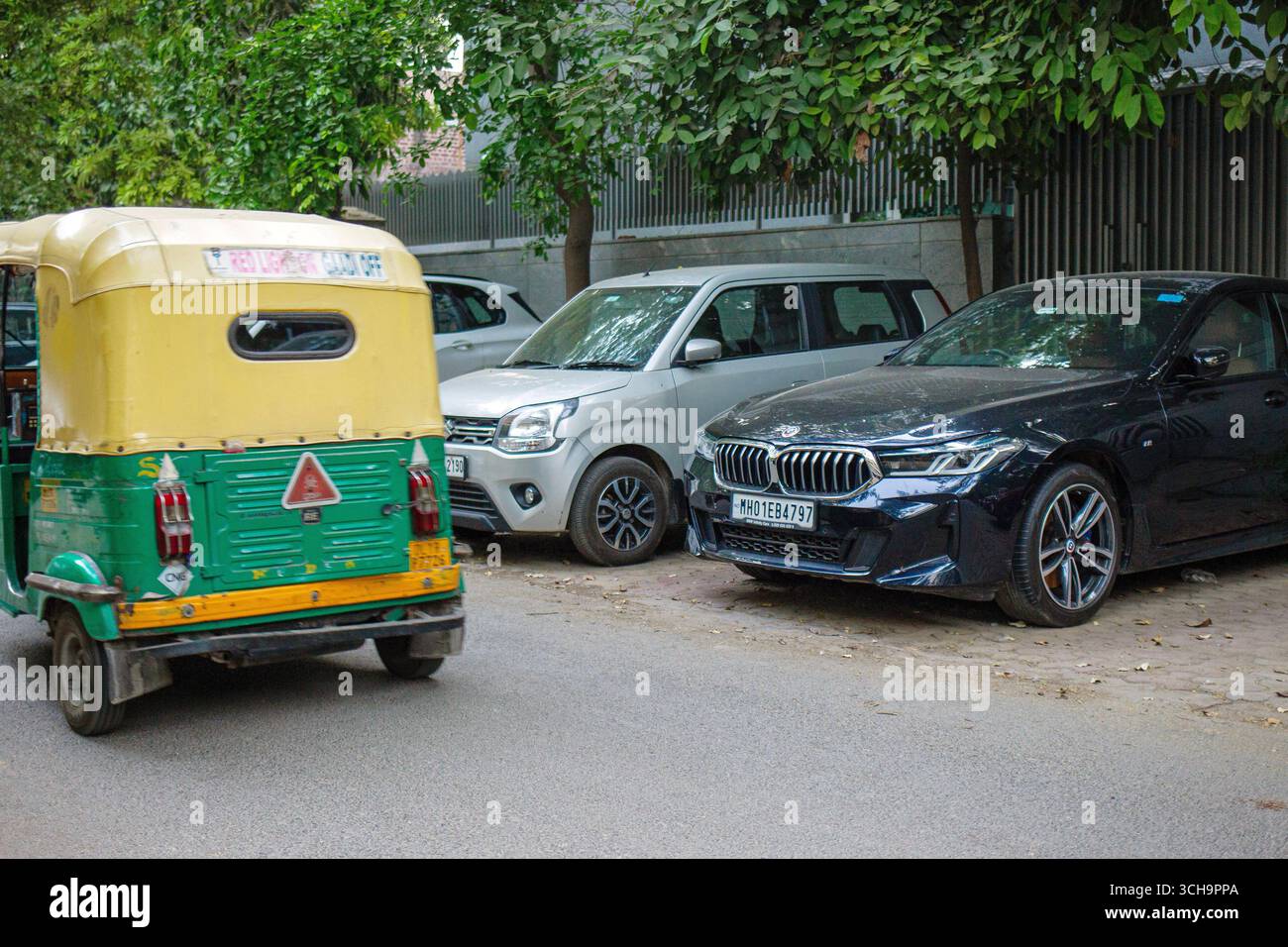 auto rickshaw, Suzuki, BMW, car An auto rickshaw, Suzuki and BMW ...