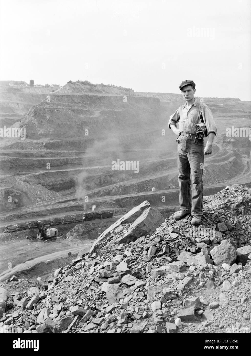 One end of the Hull-Rust-Mahoning Open Pit Iron Mine, largest open pit ...