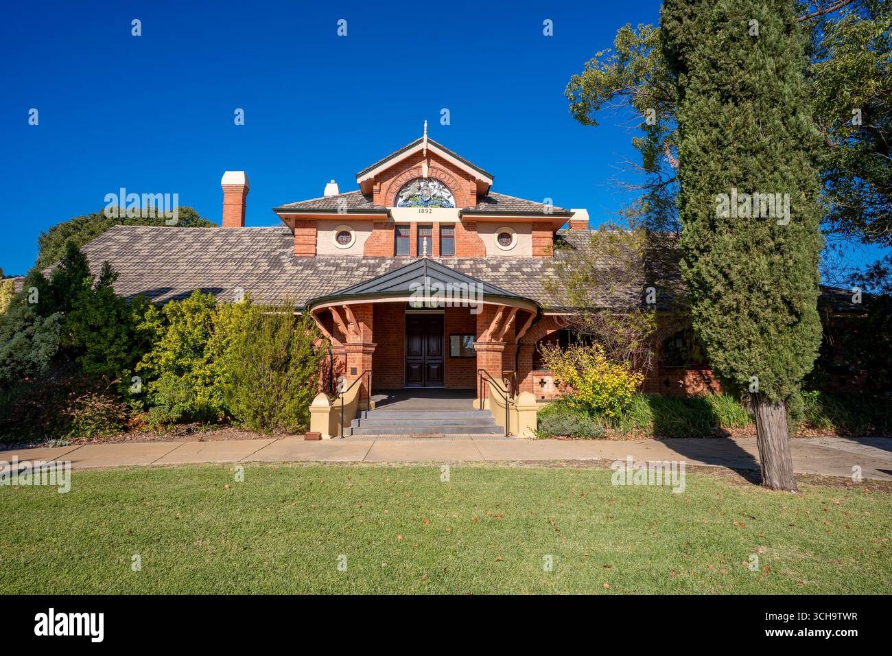 The Federation Bungalow designed courthouse in the regional town of Hay ...