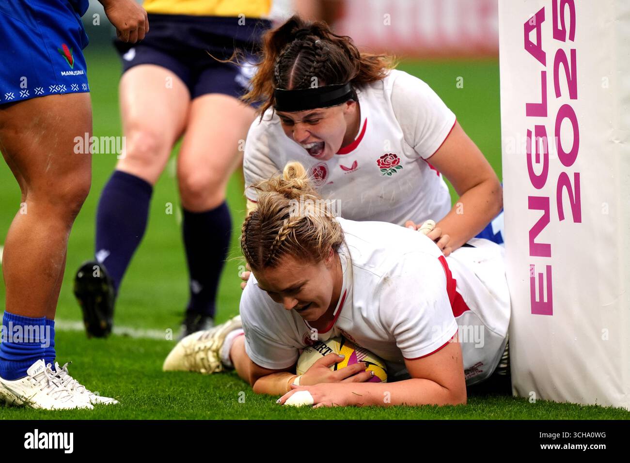 England's Mackenzie Carson scores a try as Lilli Ives Campion ...