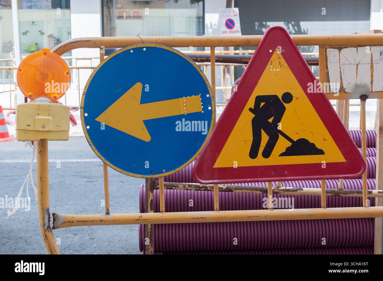 Direccion obligatoria hi-res stock photography and images - Alamy
